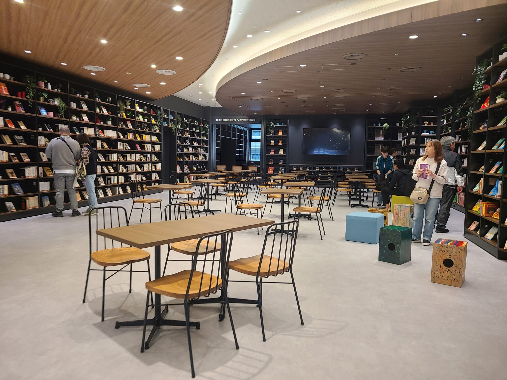 【現地レポ】ジオタワー大阪十三「JUSO CROSS」が一部開業！図書館や駐輪場の使い勝手は？ | 気になる話題